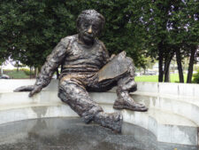Statue Rubbing: Good Luck or Bad Taste? - Pipeaway