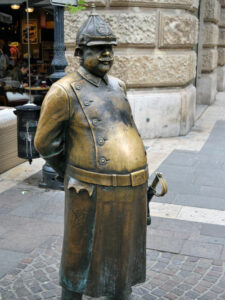 Statue Rubbing: Good Luck or Bad Taste? - Pipeaway