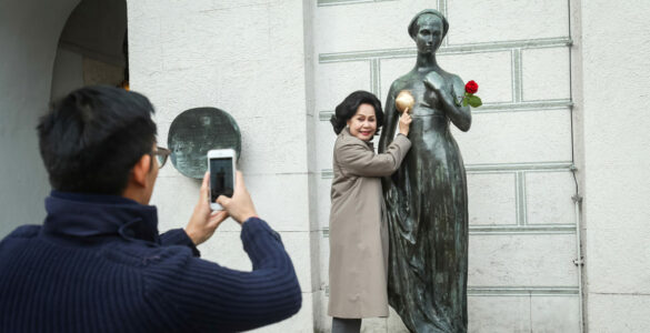 Statue Rubbing: Good Luck or Bad Taste? - Pipeaway