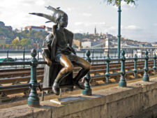Statue Rubbing: Good Luck or Bad Taste? - Pipeaway