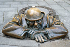 Statue Rubbing: Good Luck or Bad Taste? - Pipeaway