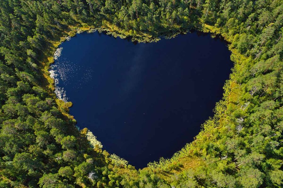 22 Heart-Shaped Lakes Around the World - Pipeaway